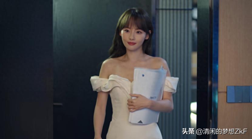 He is also playing a third character. If you put Zhang Jiani, Xu Qing, Wu Yue and others ...