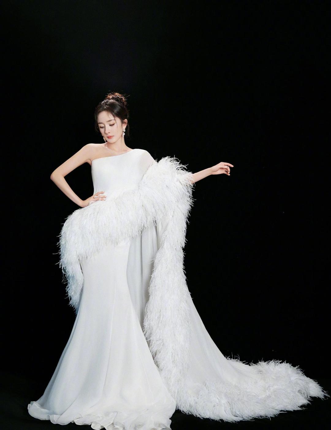 Macau Night: Gathering of gorgeous stars, their different styles ...