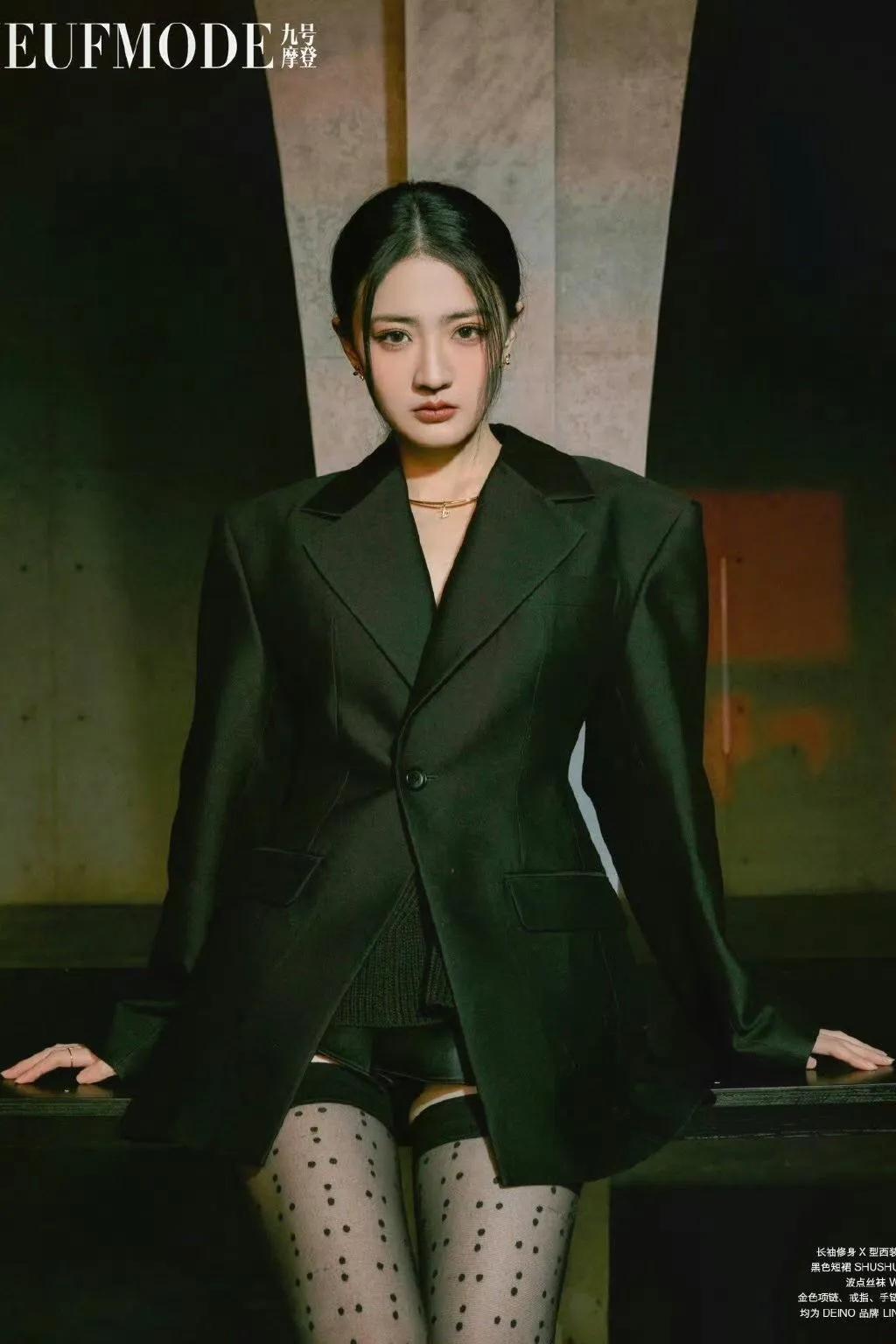 Xu Lu's magazine cover photo, her long legs in black stockings are eye ...