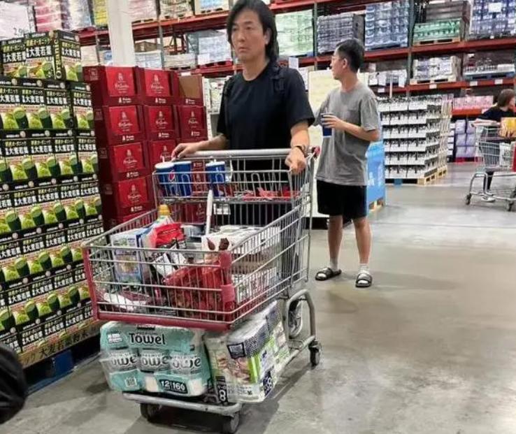 55-year-old Ekin Cheng lives in Japan, his face is gray and thin, and ...