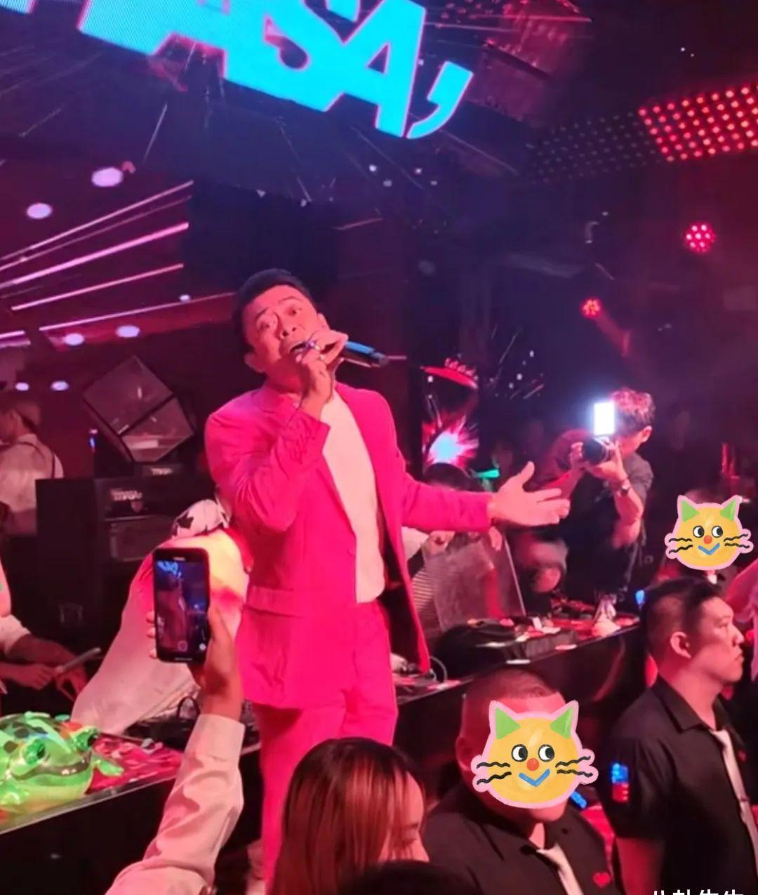 The 51-year-old kung fu superstar became a "bar singer". He paid high ...