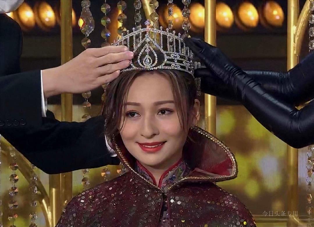 Three TVB actresses attended the Regal Dinner, dressed up charmingly in shorts and skirts, and ...