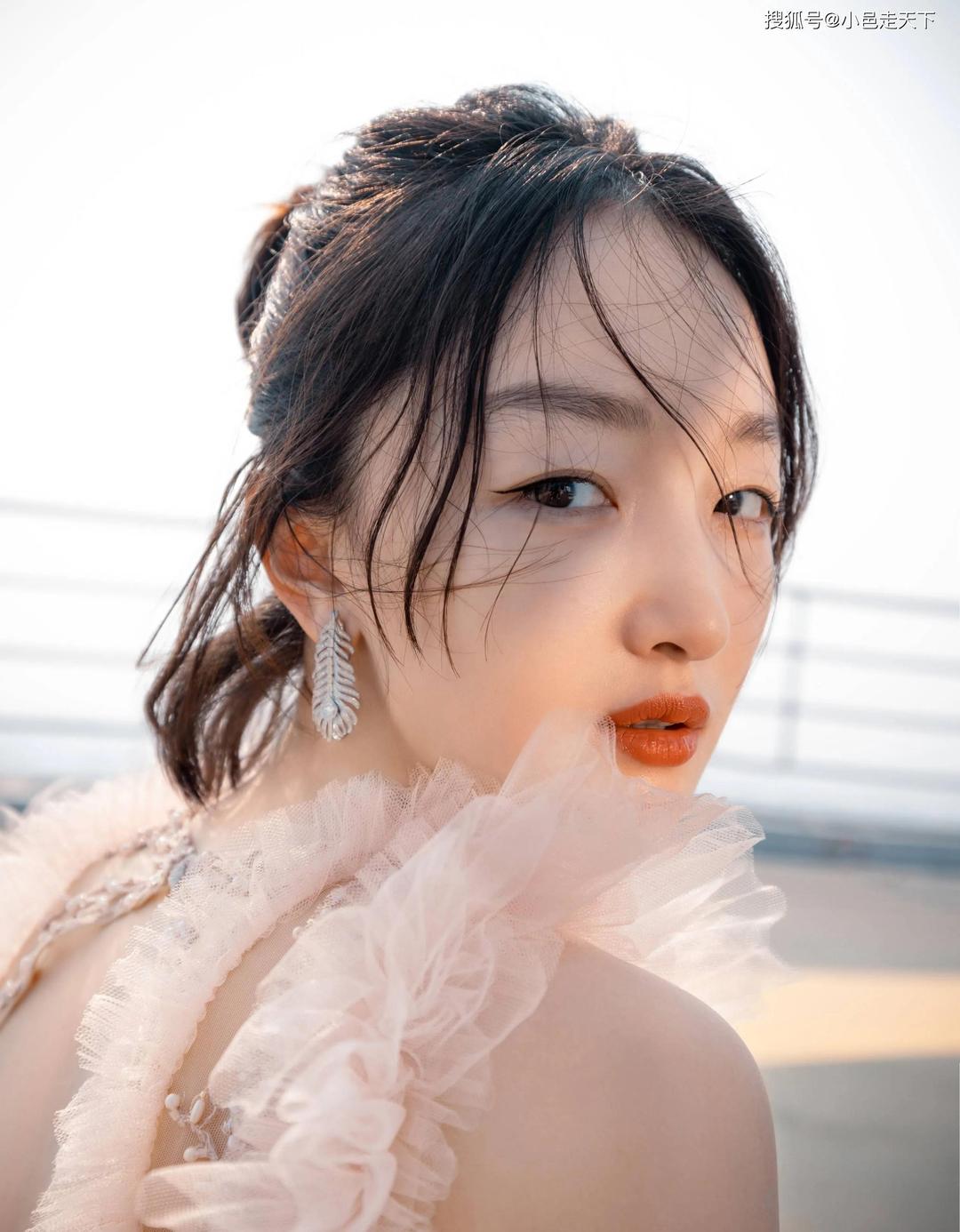 Liu Yifei and Zhou Dongyu won Golden Lotus Film Queen, Liu Yifei is ...