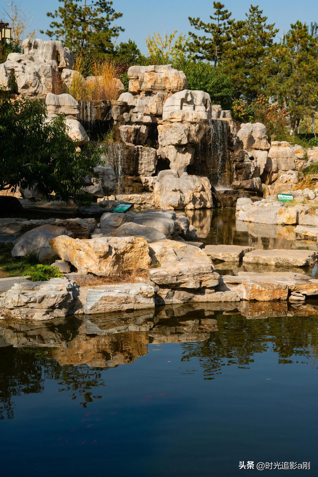 Gurgling water flows on the stone walls of "Xihaizi Park" in Tongzhou ...