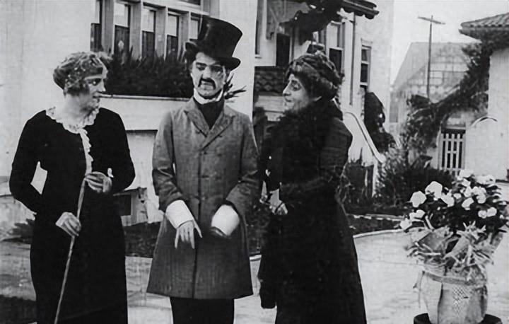 Laughing with tears, Charlie Chaplin's legendary life was full of drama ...