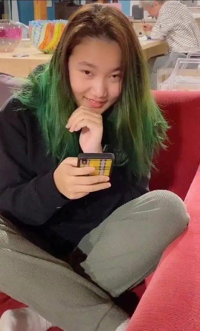 Hong Huang posted a group photo of his mother and daughter, generous ...