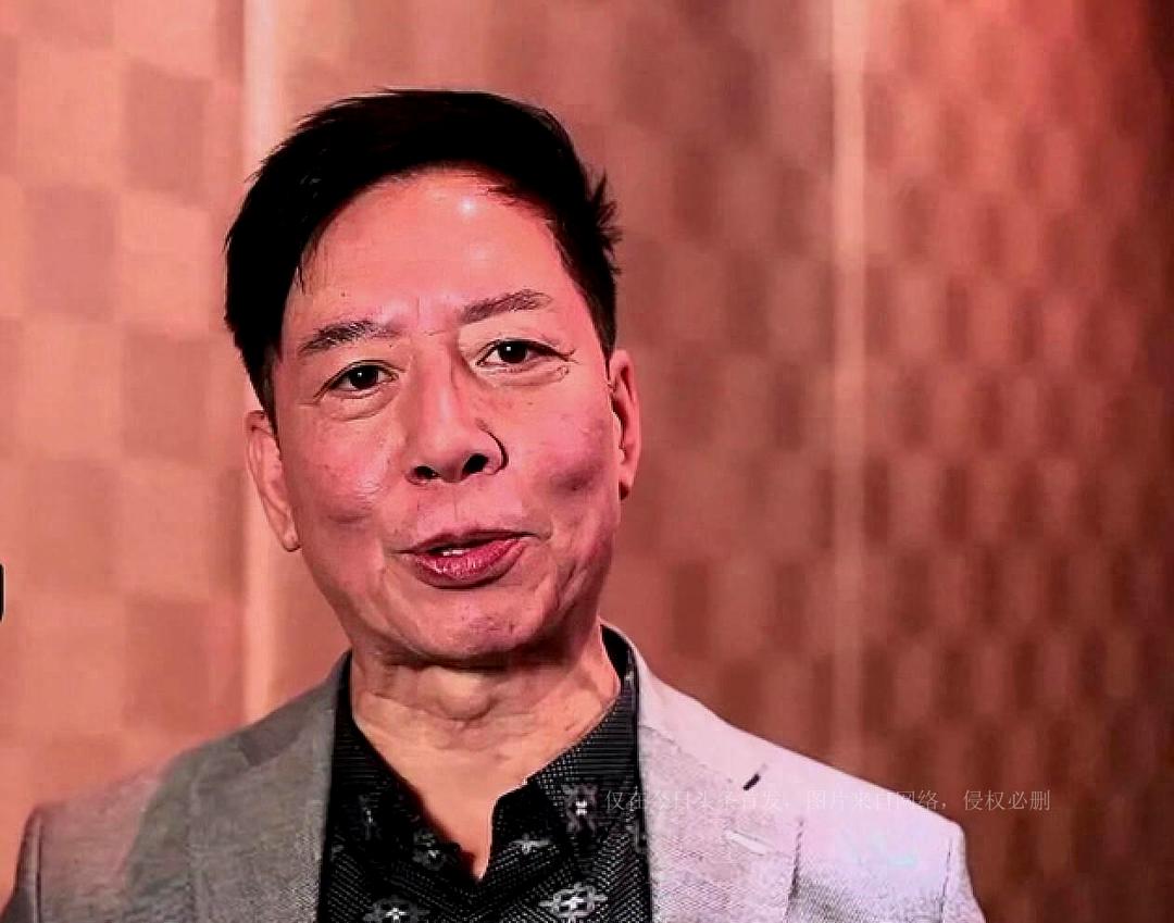 A well-known veteran actor from TVB never leaves his hand. He has white ...