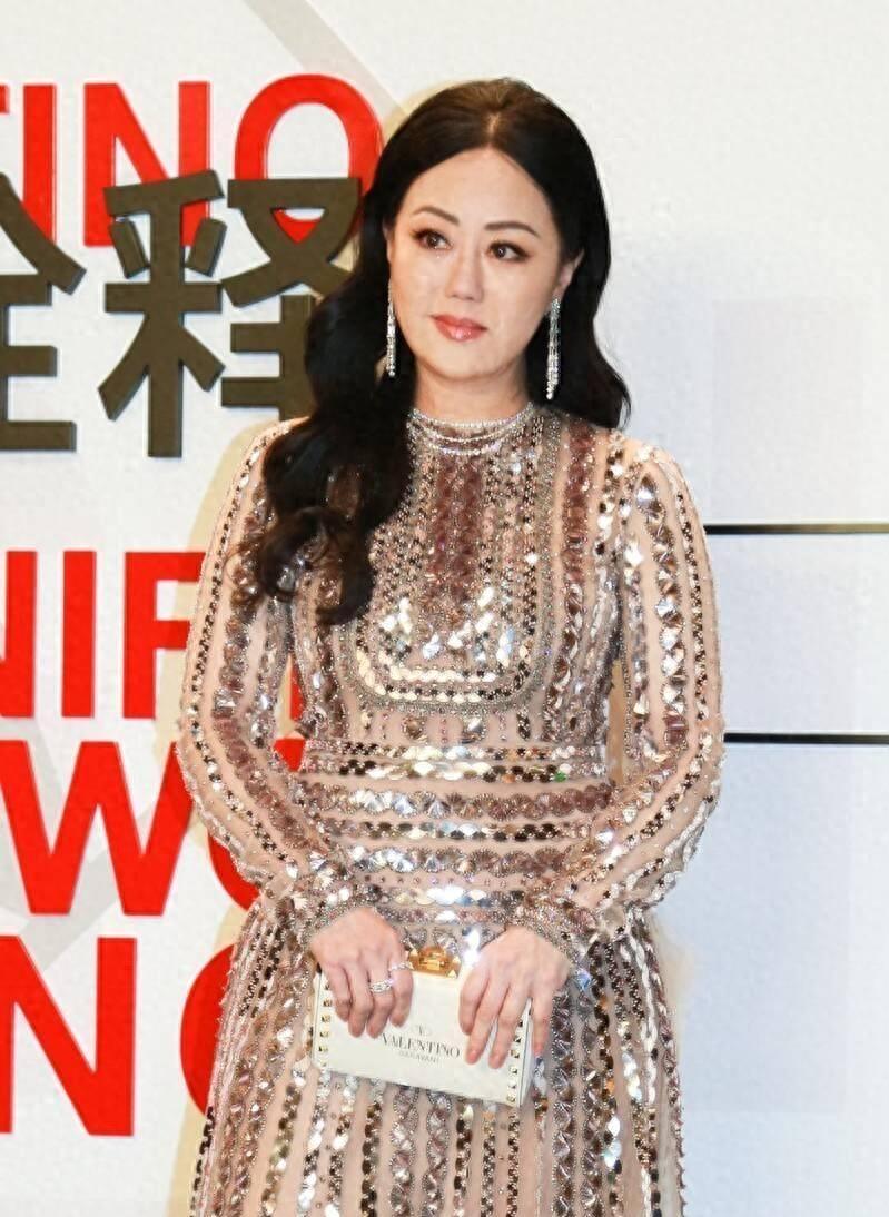 "Queen of Labels" Zhang Xiaohui shows off her perfect figure and her ...
