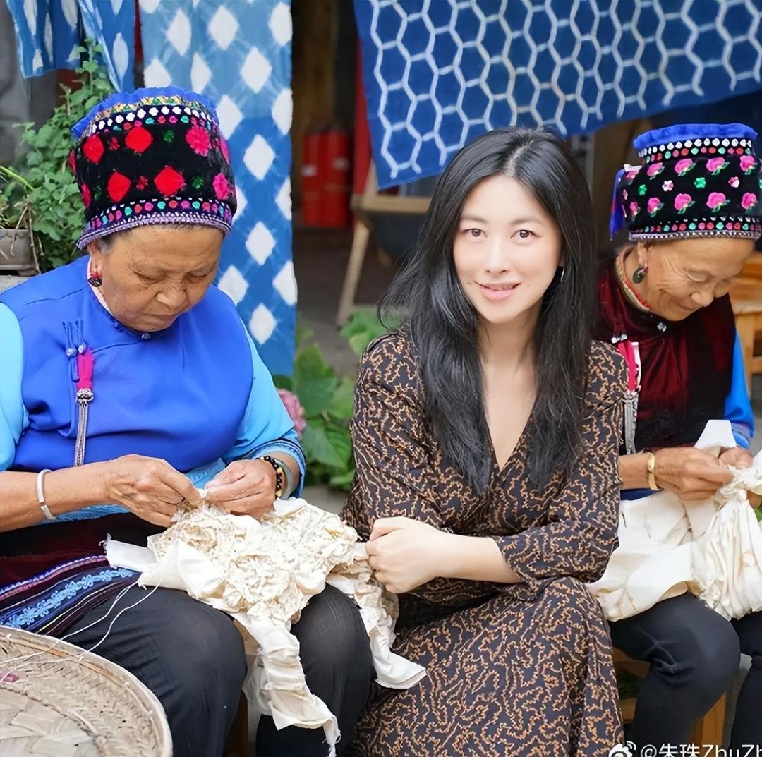 Zhu Zhu takes her daughter to Huoshan Art Museum. The little princess ...