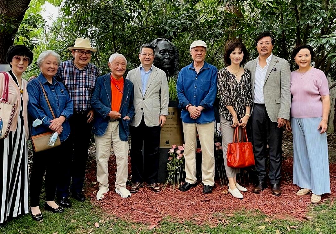 Many artists appeared at the unveiling ceremony of the bronze statue of ...