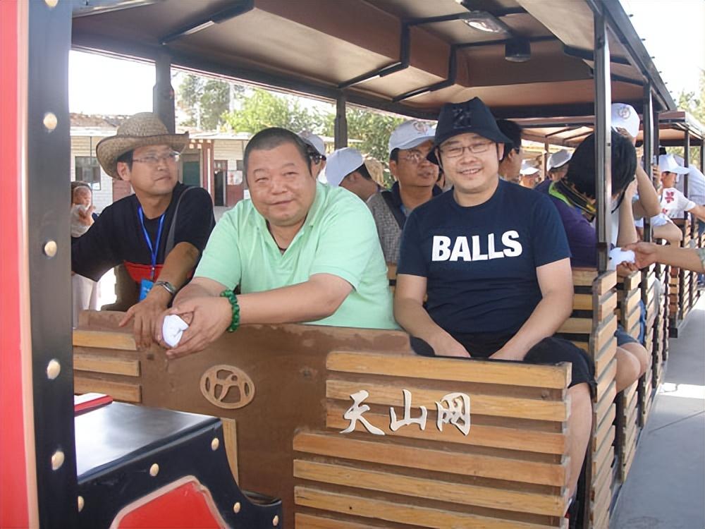 A close photo of singer Dao Lang and the deceased rock star Zang ...