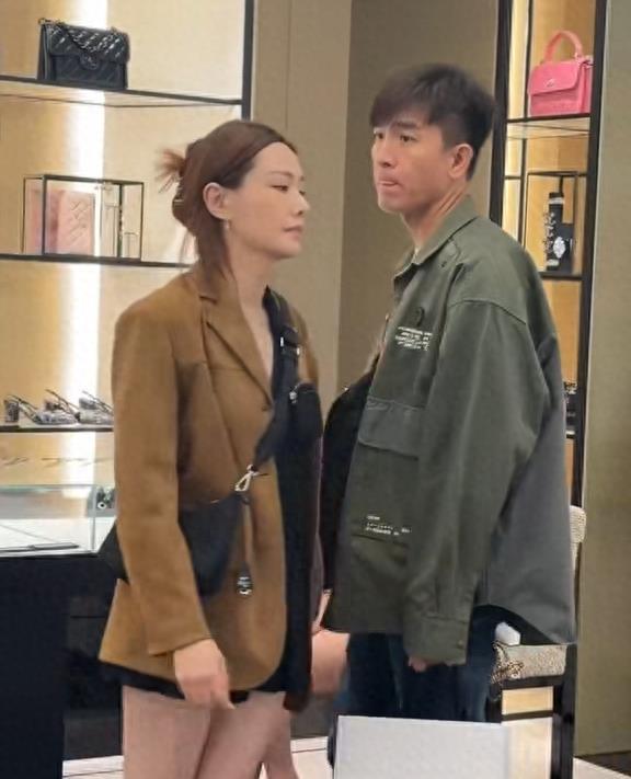 Blackface throughout! Tang Luowen went shopping in Paris, pursed her lips and left with an ...