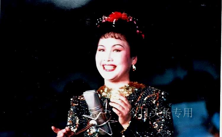 In the past, the singer's parents were prettier than movie stars, and ...