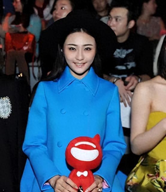 Do you still remember Chen Bing who sang Midsummer Light Years in "The ...