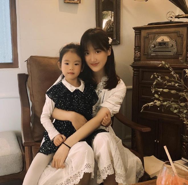 Jing Chao and his wife had a party with their friends. Little Li Lin ...