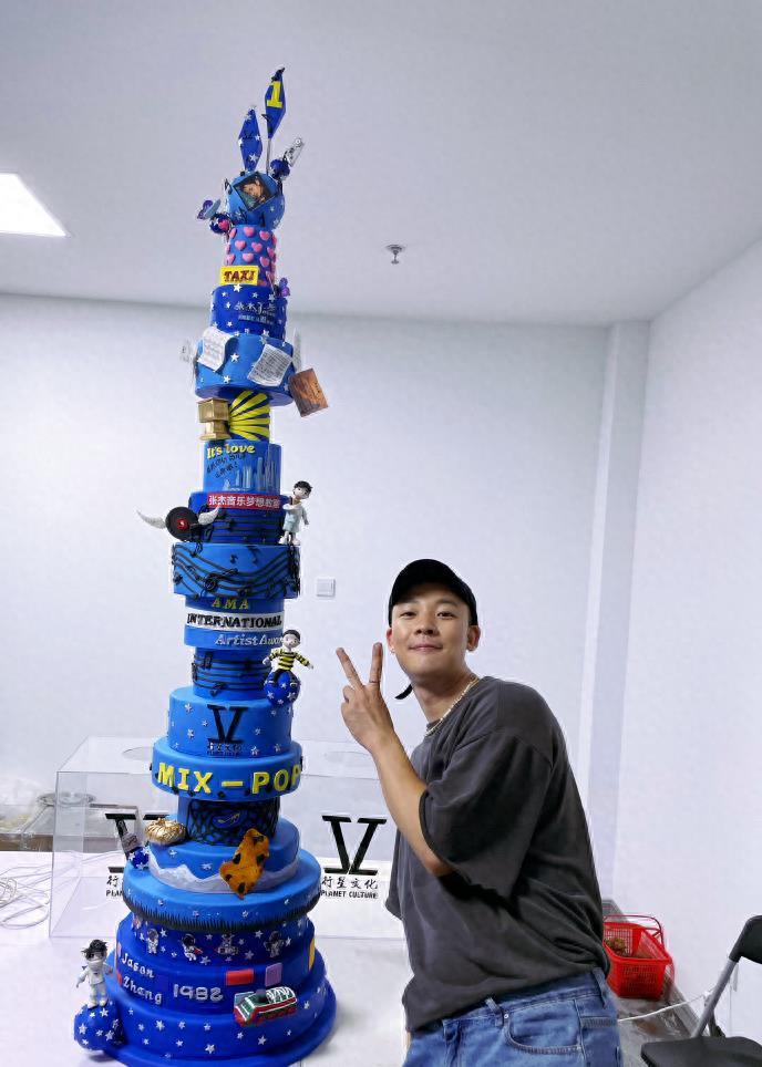 Zhang Jie's concert: Customized 19-layer cake for fans to celebrate ...
