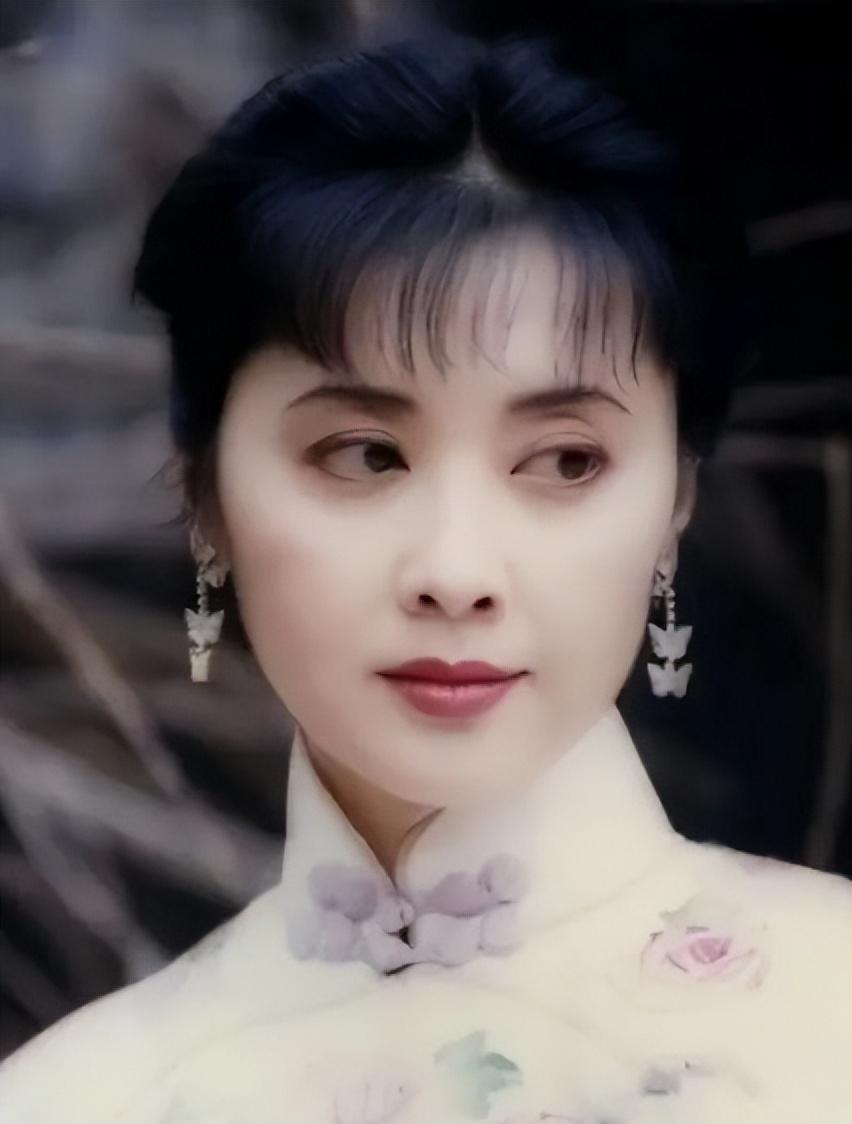 Looking at the 71-year-old Zhu Lin as she ages, her stunning beauty ...