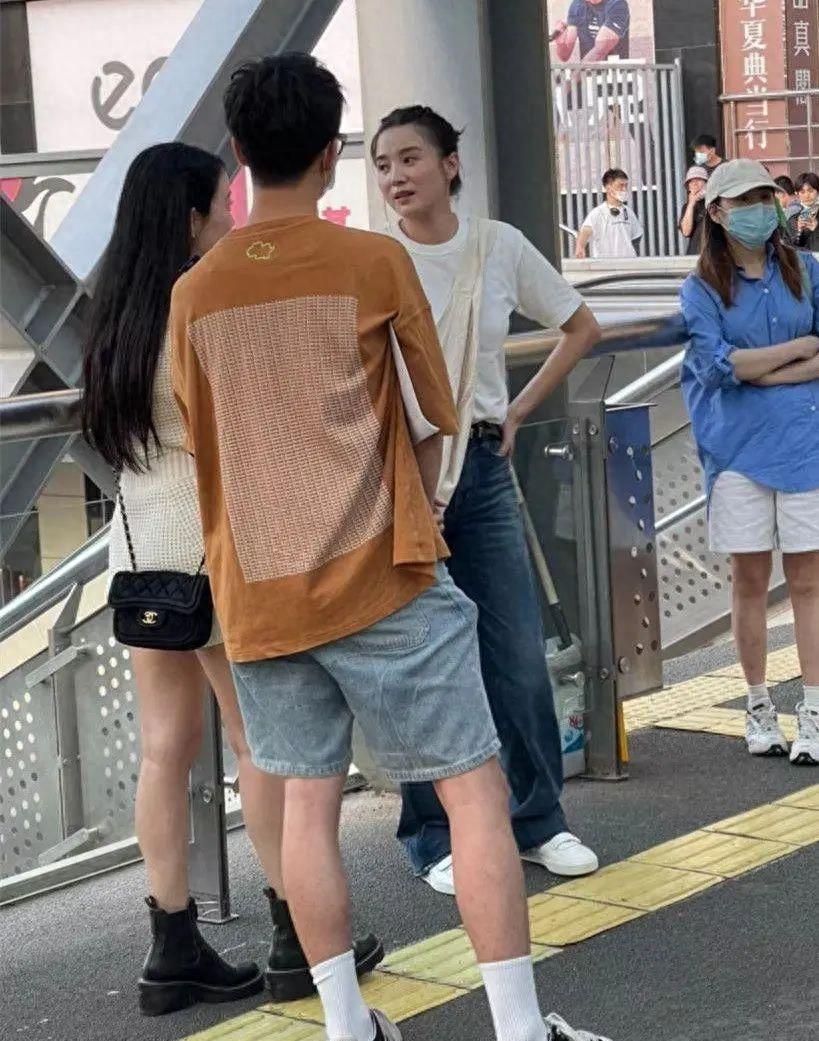 Song Jia appeared on the street elegantly without makeup. Her face was ...