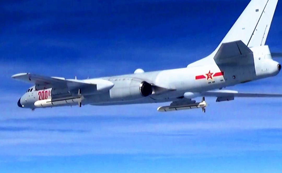 The largest strategic bomber in existence! Soaring in the sky, how many ...