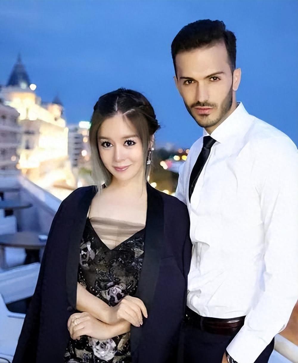 Yu Wenhong's fan meeting in Shaoxing reveals her true appearance, her ...