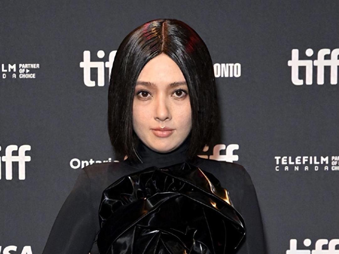 After a while, his appearance changed again, Yang Zi's face collapsed ...