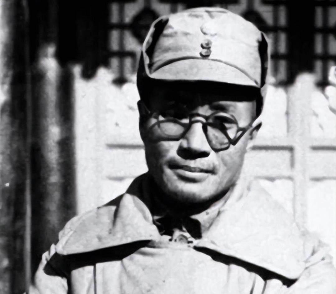 Deputy brigade commander Xu Shiyou and the political commissar had a ...