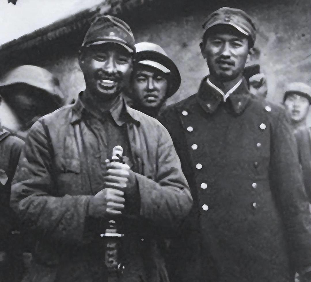 Deputy brigade commander Xu Shiyou and the political commissar had a ...