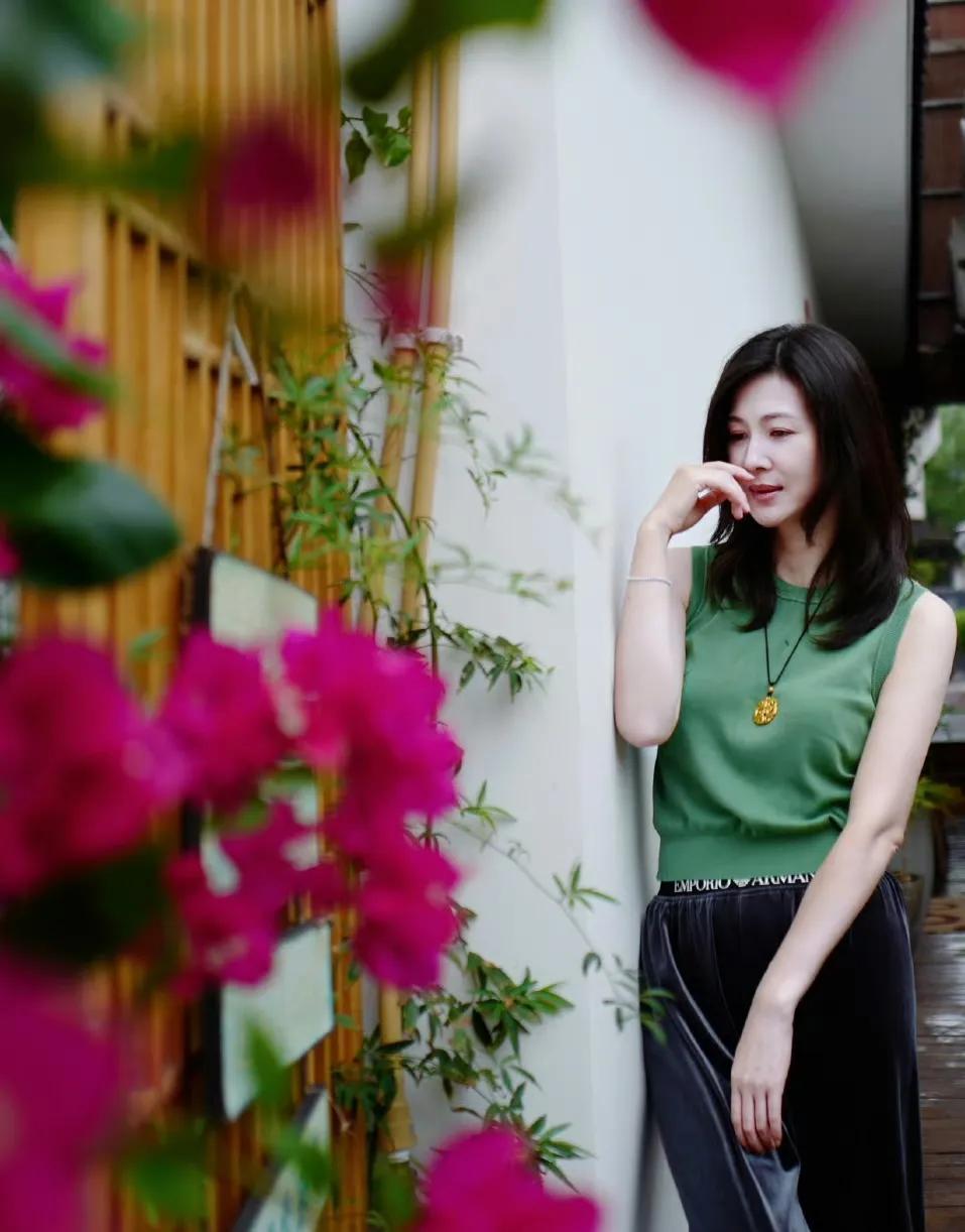 A recent photo of 43-year-old Tong Lei was exposed. She has strength and temperament, and her ...