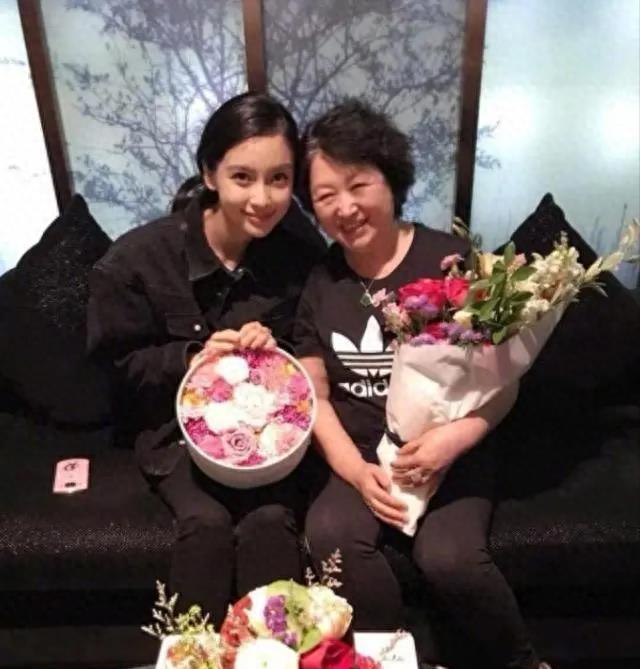 Zhang Suxia: My son is the big star Huang Xiaoming. After he divorced Yang Ying, my grandson and ...