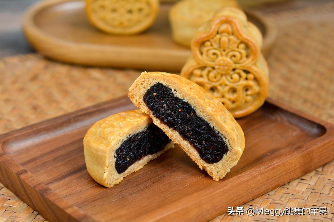 2 types of Cantonese-style mooncakes, mulberry filling and five-nut ...