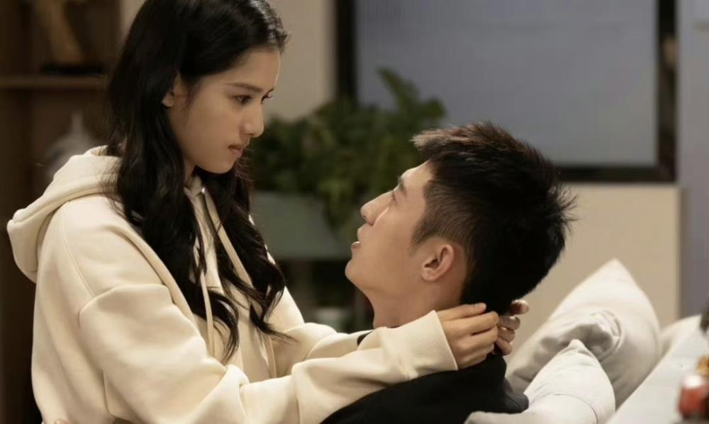 They also performed "Sofa Kiss". Comparing Huang Jingyu and Zhang Binbin, the difference is ...