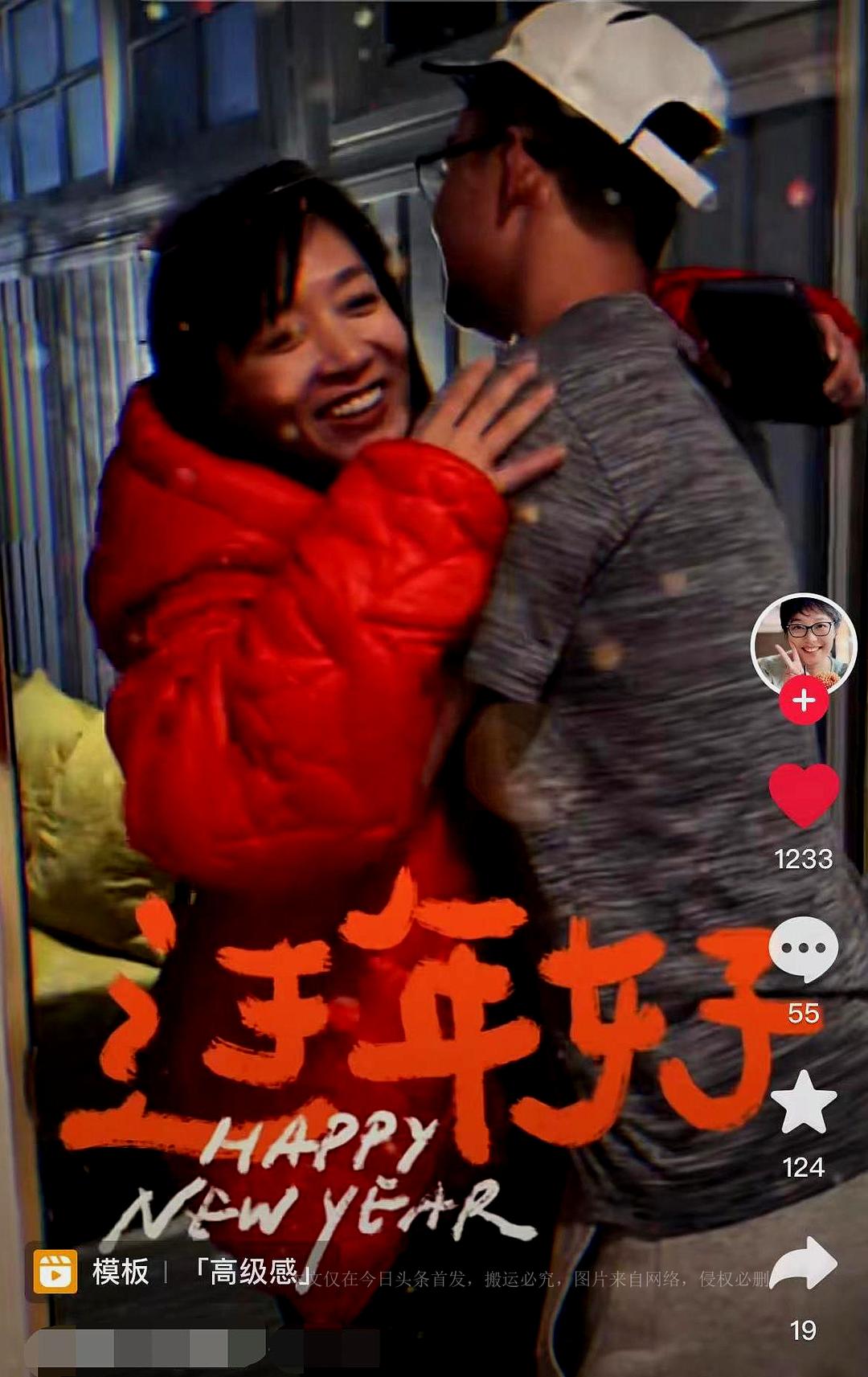The host, Wang Fang, carried large bags and small bags for the Chinese ...