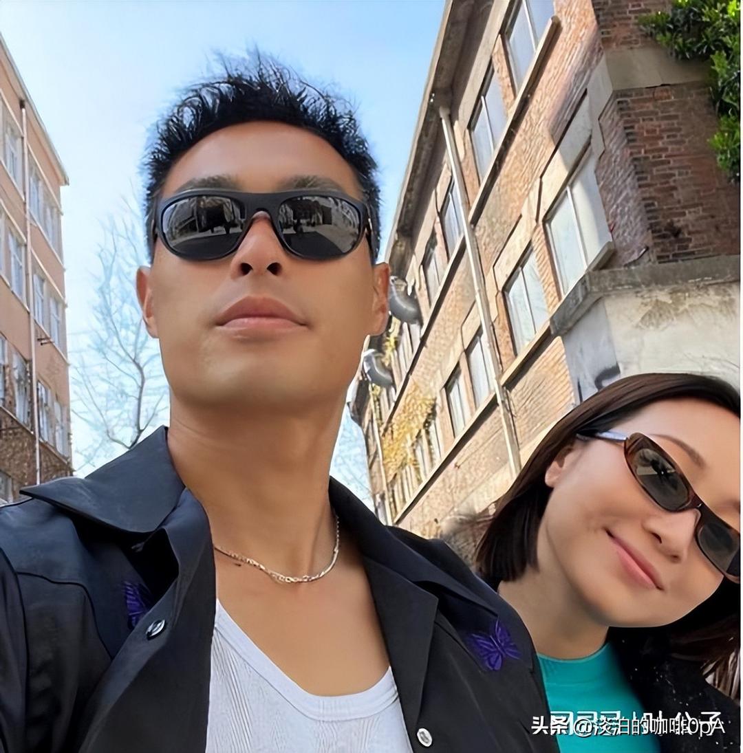 Yang Youning's wife was in confinement, taking photos while holding the ...