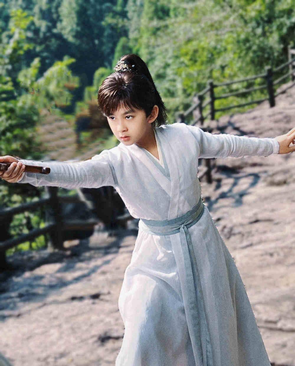 He looks exactly like Cheng Yi and Chen Xingxu. At only 13 years old ...