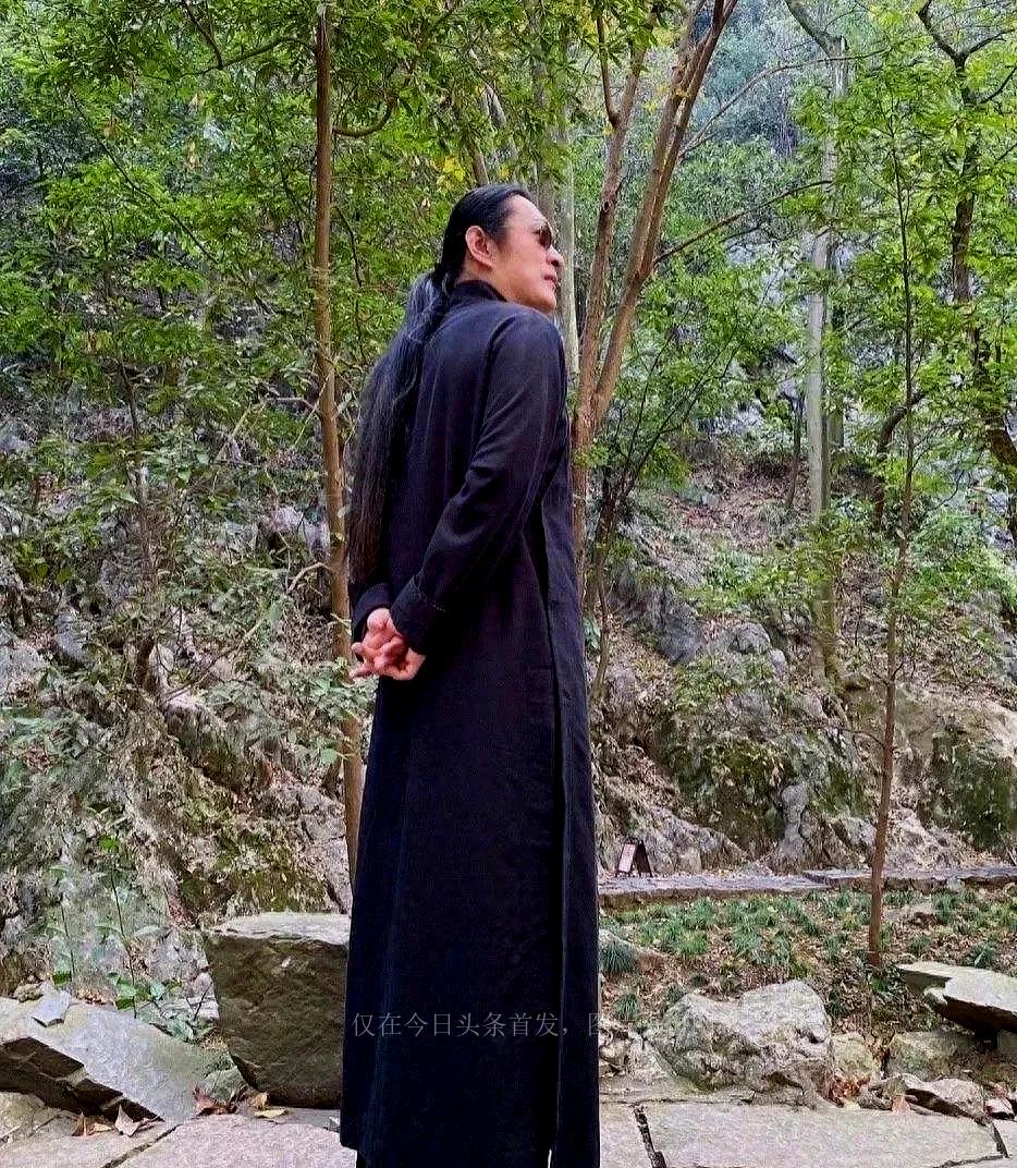 60-year-old Huang An made his live broadcast debut, cutting off his ...