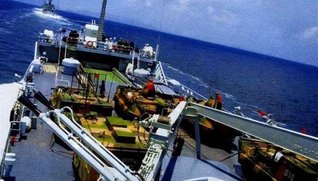 The Type 072 landing ship participated in actual combat training in the ...