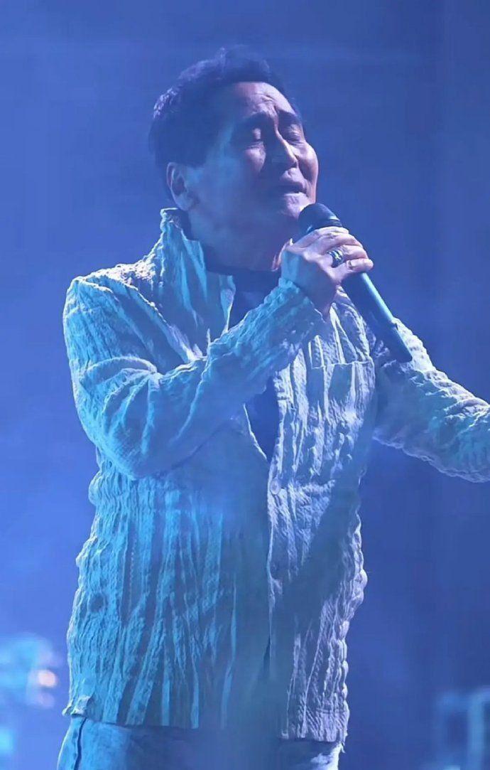 63-year-old Qi Qin held a concert and bumped into Zhao Benshan. His ...