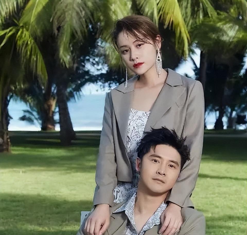 Ye Yiqian holds her daughter Sendie's arm, and Tian Liang holds his son Xiao Liangzai. The ...