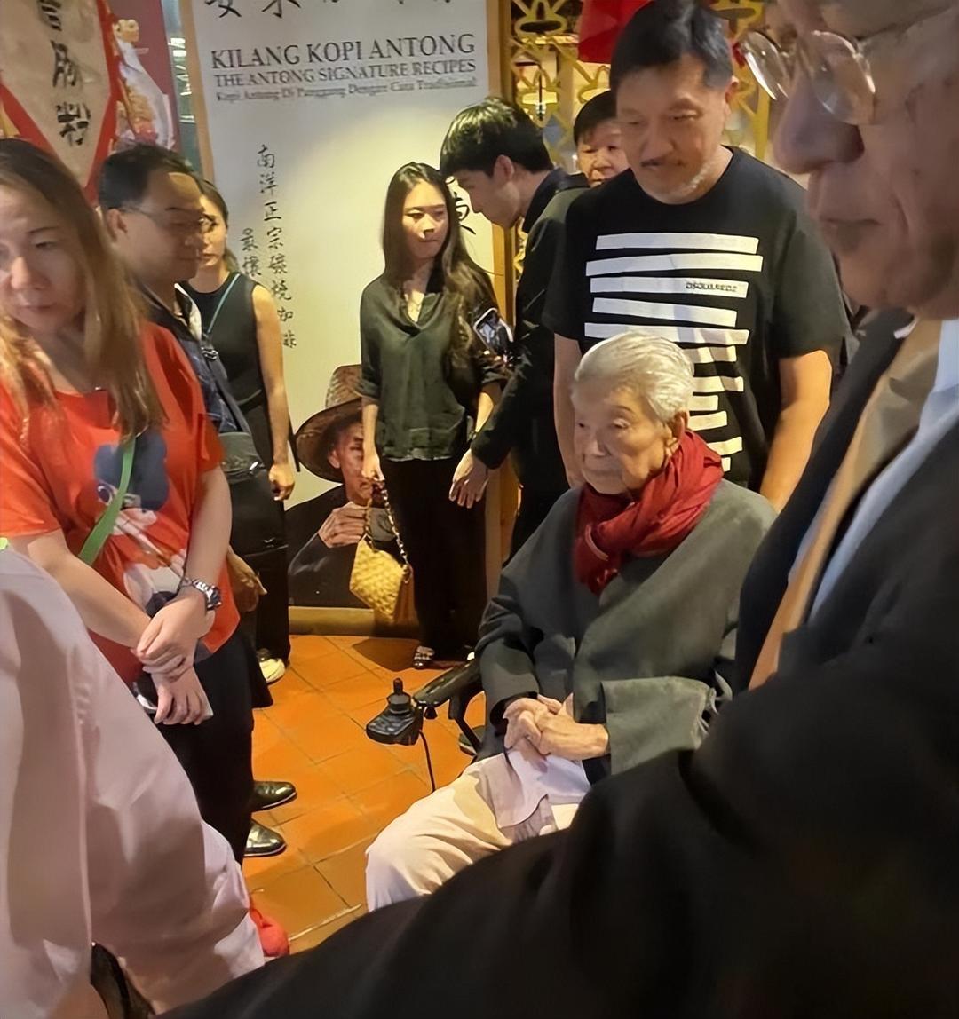 A recent photo of 82-year-old Cai Lam! Sitting in a wheelchair and ...