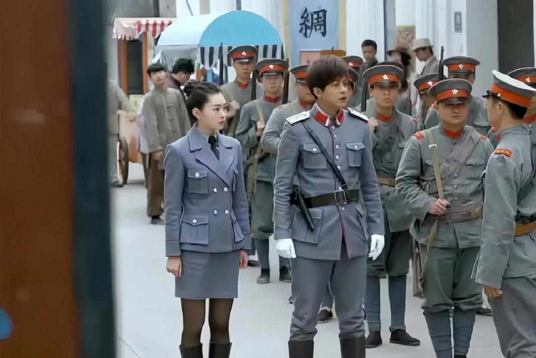 Song Yi's female soldier look paired with stockings has a special style ...