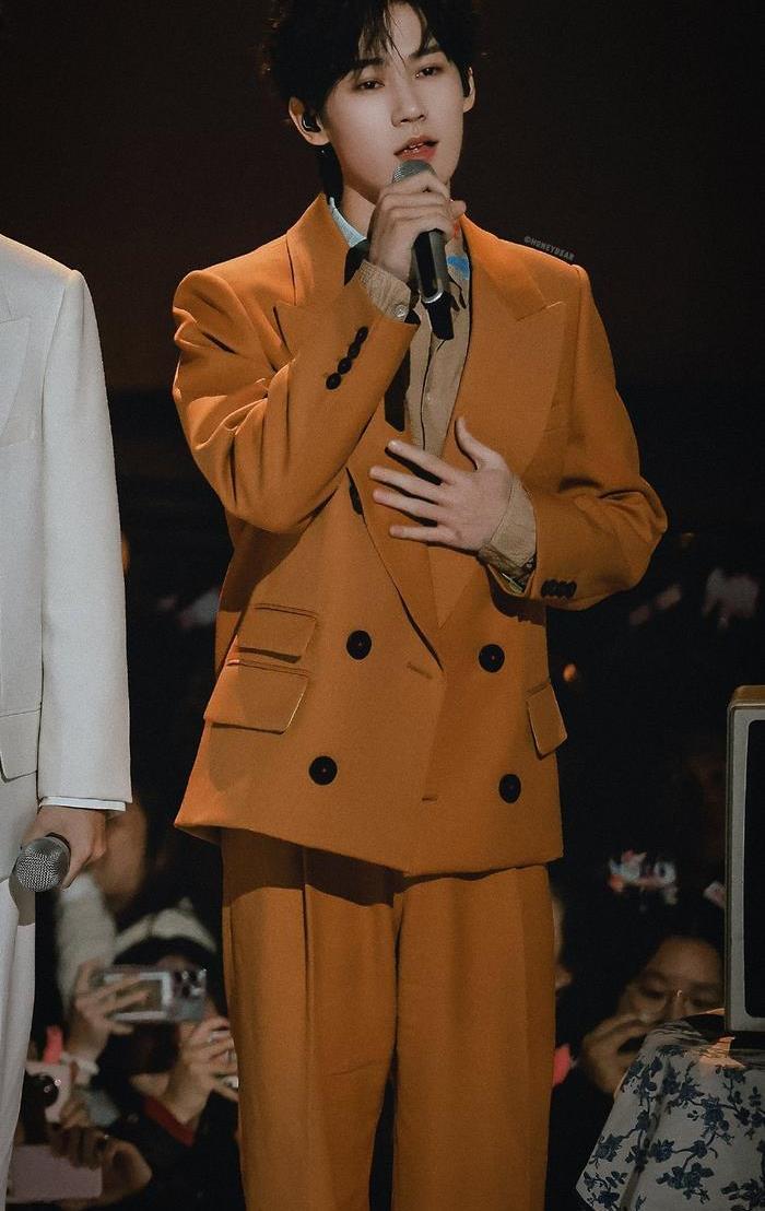 Zhang Zhenyuan's singing voice is melodious and melodious, giving ...