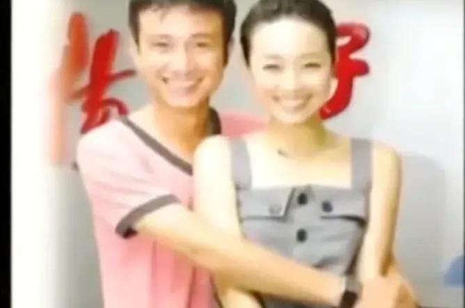 Ma Yili met Wen Zhang by chance at a party. Ma Yili hugged and comforted her subconsciously. The ...
