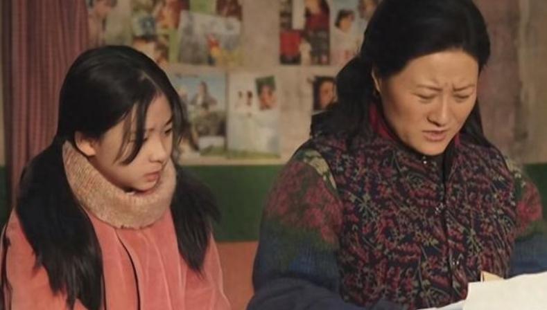 With exaggerated expressions and full of laughter, these two crosstalk ...