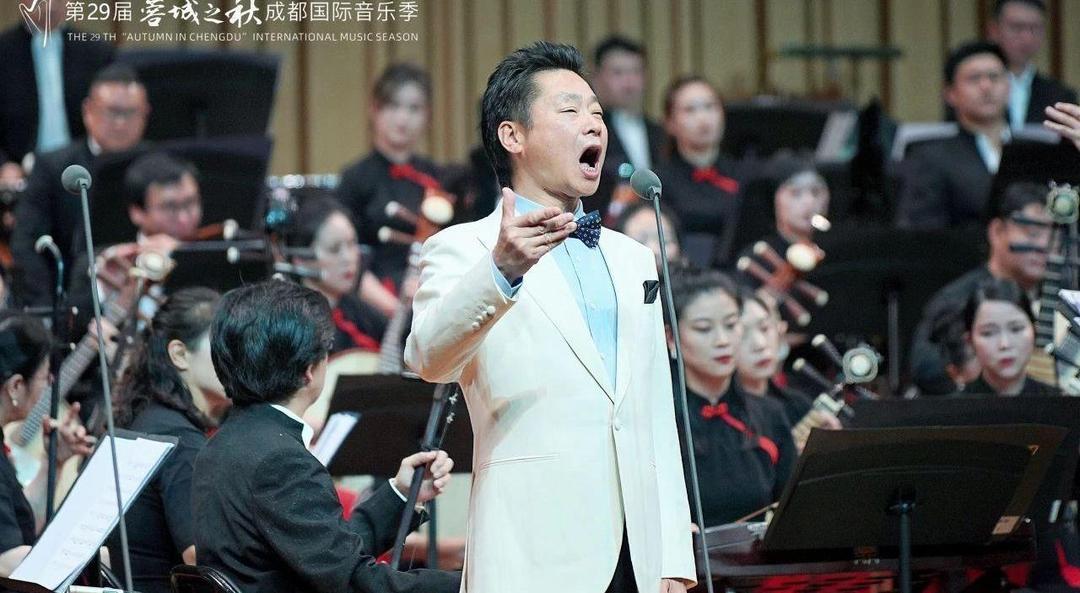 The two-way journey between stars and the city highlights the charm of ...