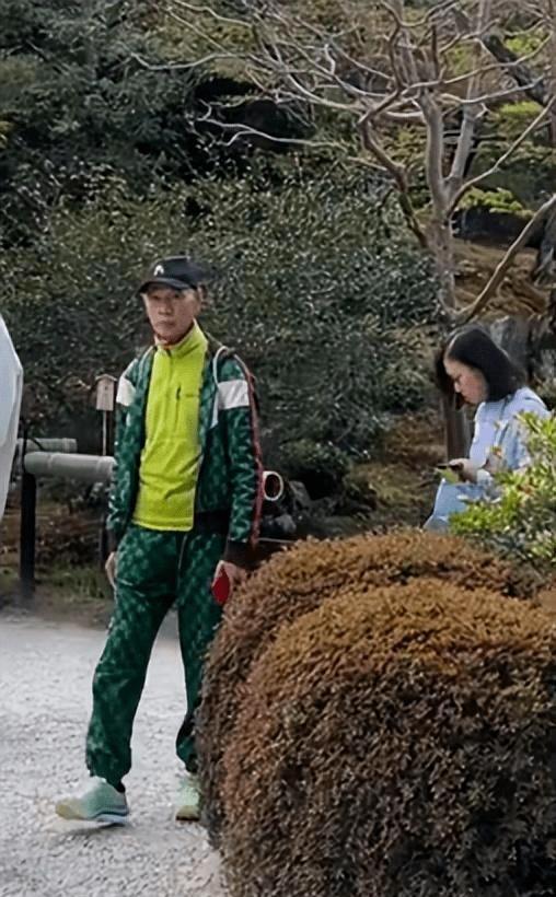 Wang Mingquan and his wife were photographed while traveling. She ...