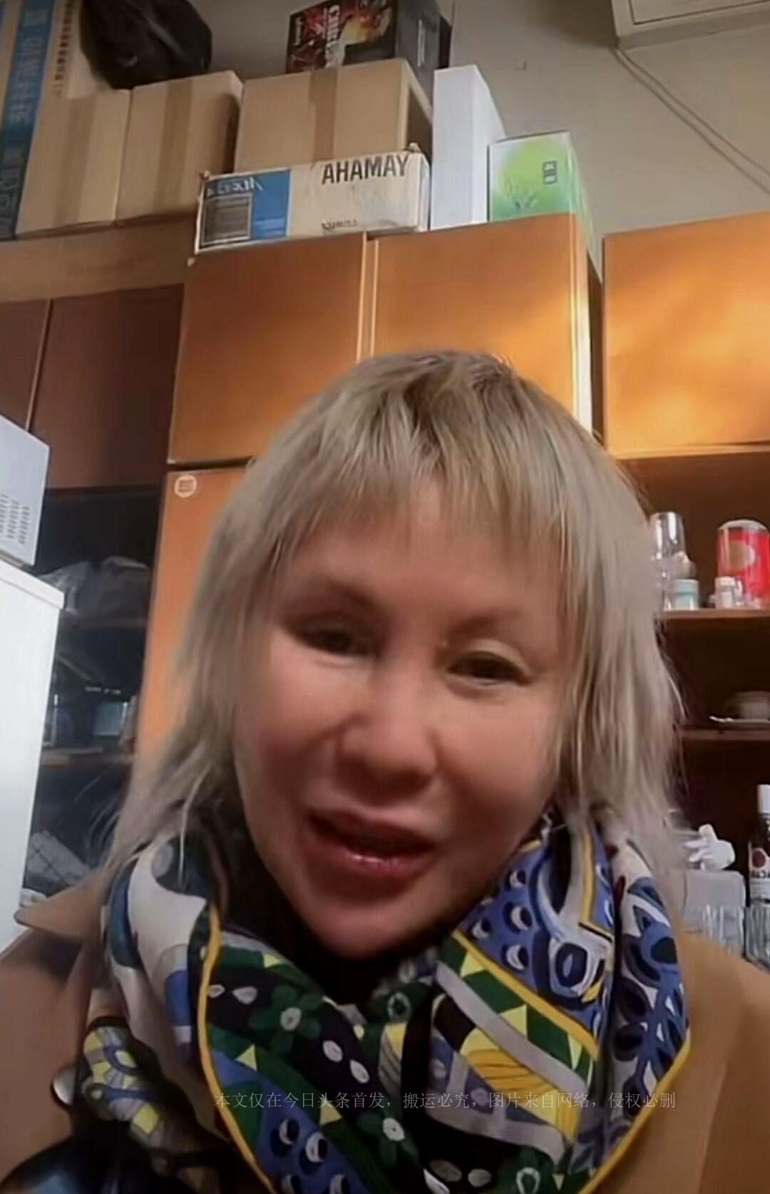 A recent photo of the 47-year-old singer Luo Qi was exposed. Her face ...