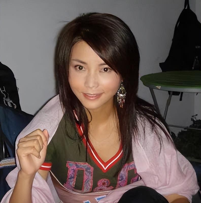 Looking at Li Yu 14 years later, he was buried in a wedding dress, her ...