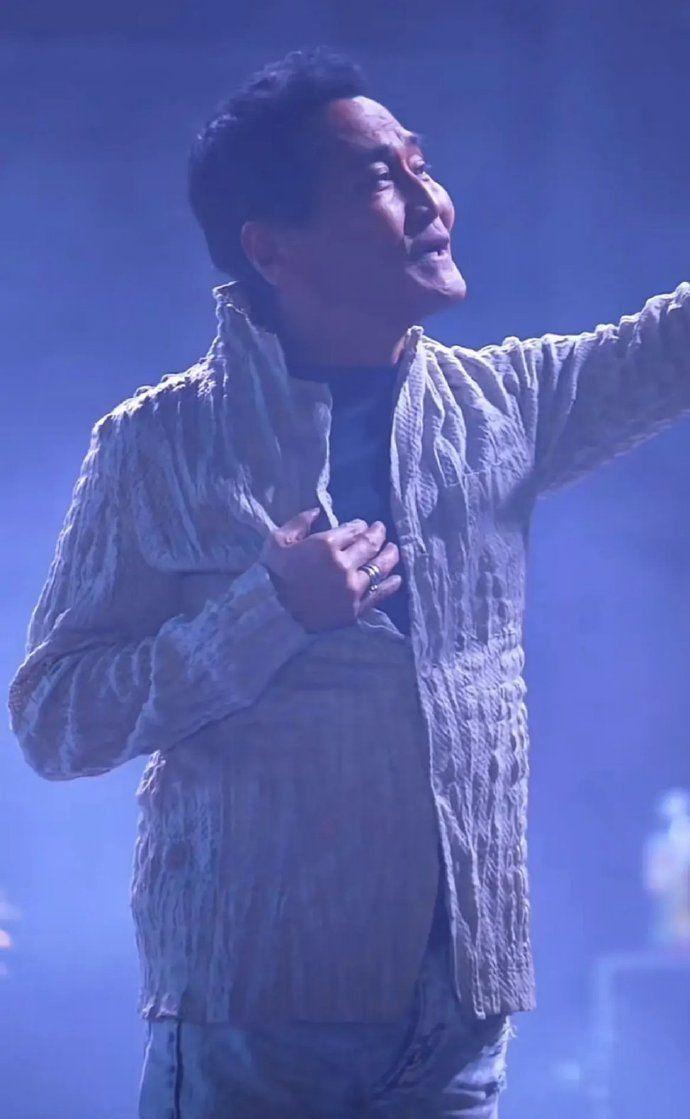 63-year-old Qi Qin held a concert and bumped into Zhao Benshan. His ...