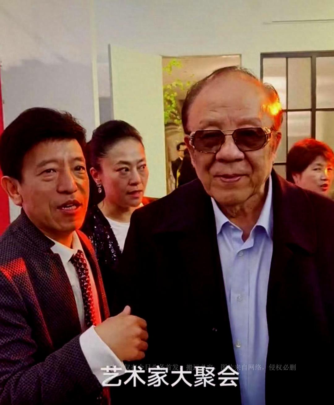 Artist gathering in Beijing: Yan Weiwen was helped to hug Li ...