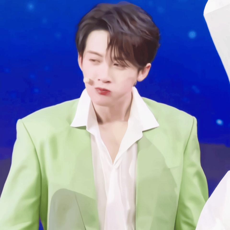 Tan Jianci, is he doing the live broadcast for a show? - iMedia